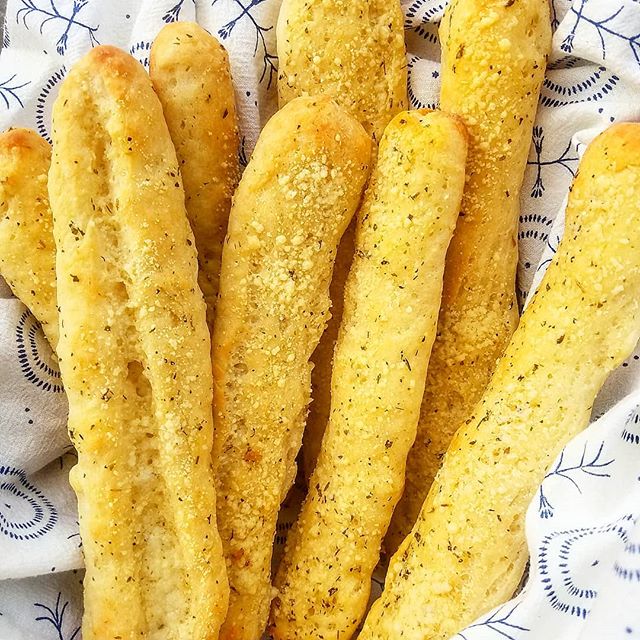 Garlic Parmesan Breadsticks - Lite Cravings